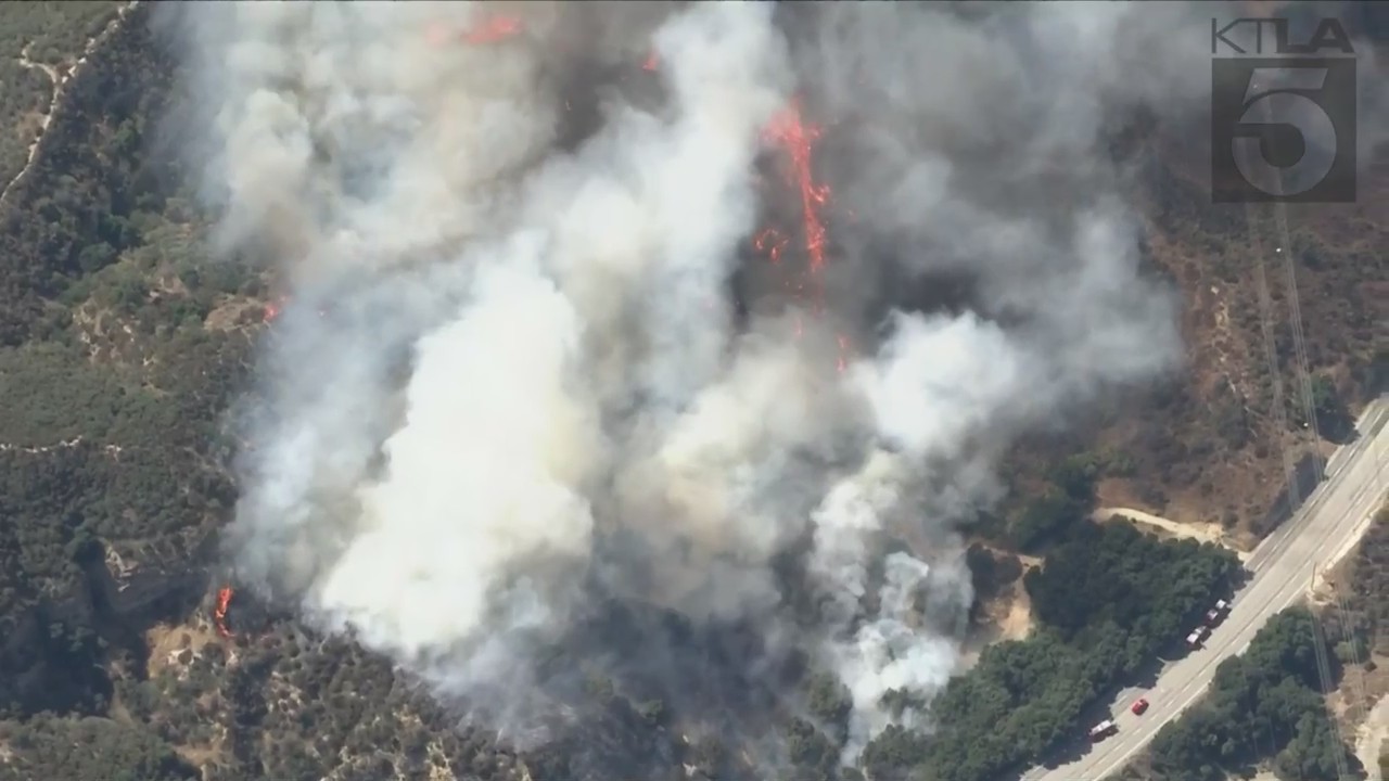 Brush fire breaks out in Sylmar, grows to 50 acres – KTLA
