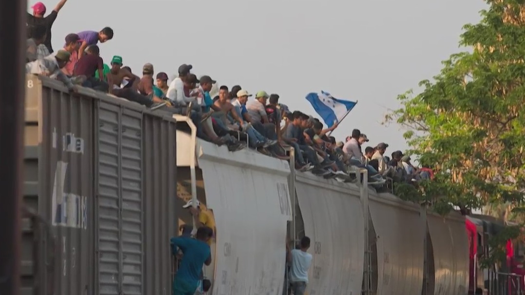 Migrants head for US border by foot and train | NewsNation Prime ...