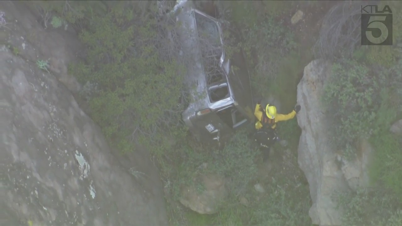 1 dead after car crashes off cliff in Malibu – KTLA