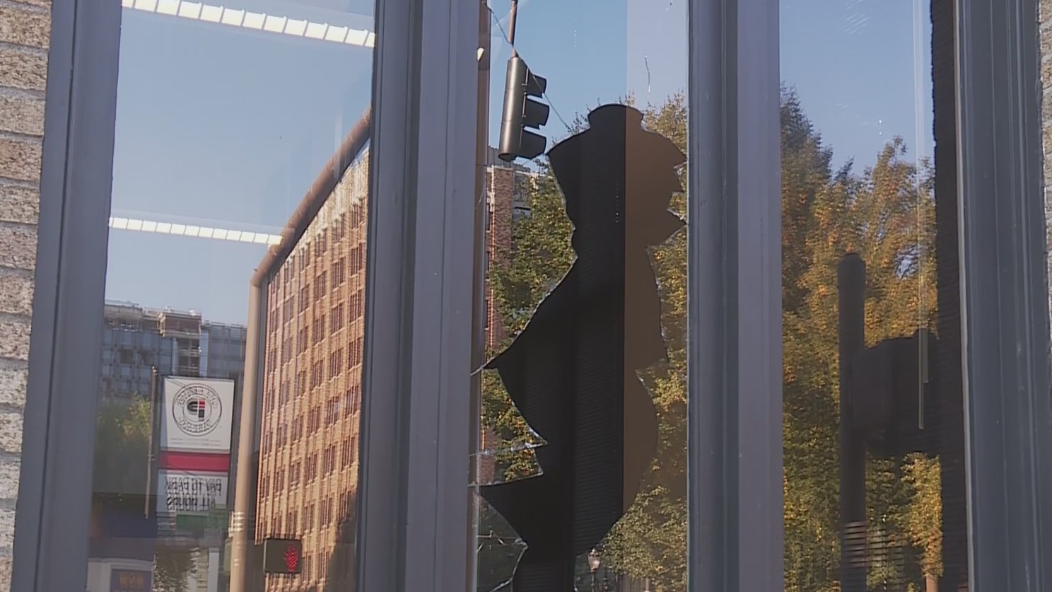 Downtown Portland windows smashed; man faces felony – KOIN.com