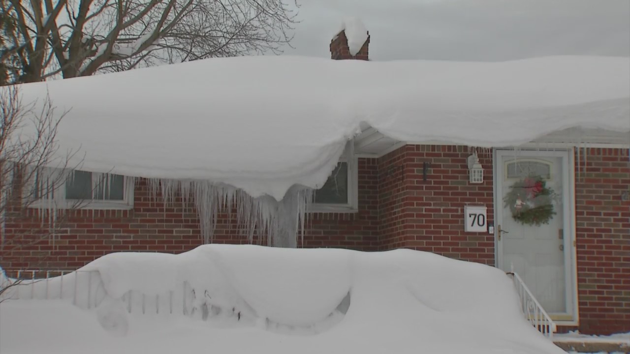 Roofers in West Seneca rush to clear heavy snow from homes – News 4 Buffalo