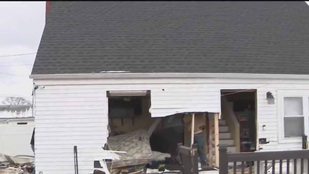 Car crashes into Long Island home – PIX11