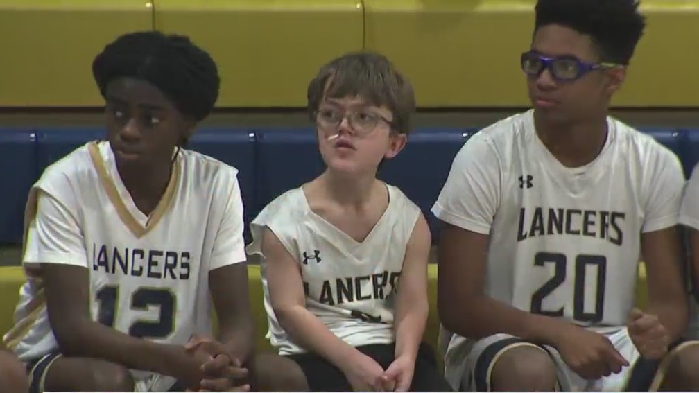 4-foot tall basketball player makes big plays for HS team – PIX11