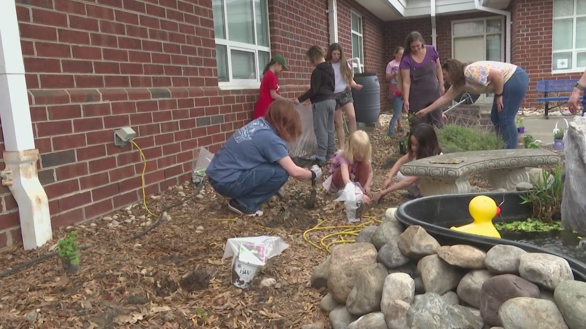 Arrowhead Elementary School using self-sustainable garden to teach ...