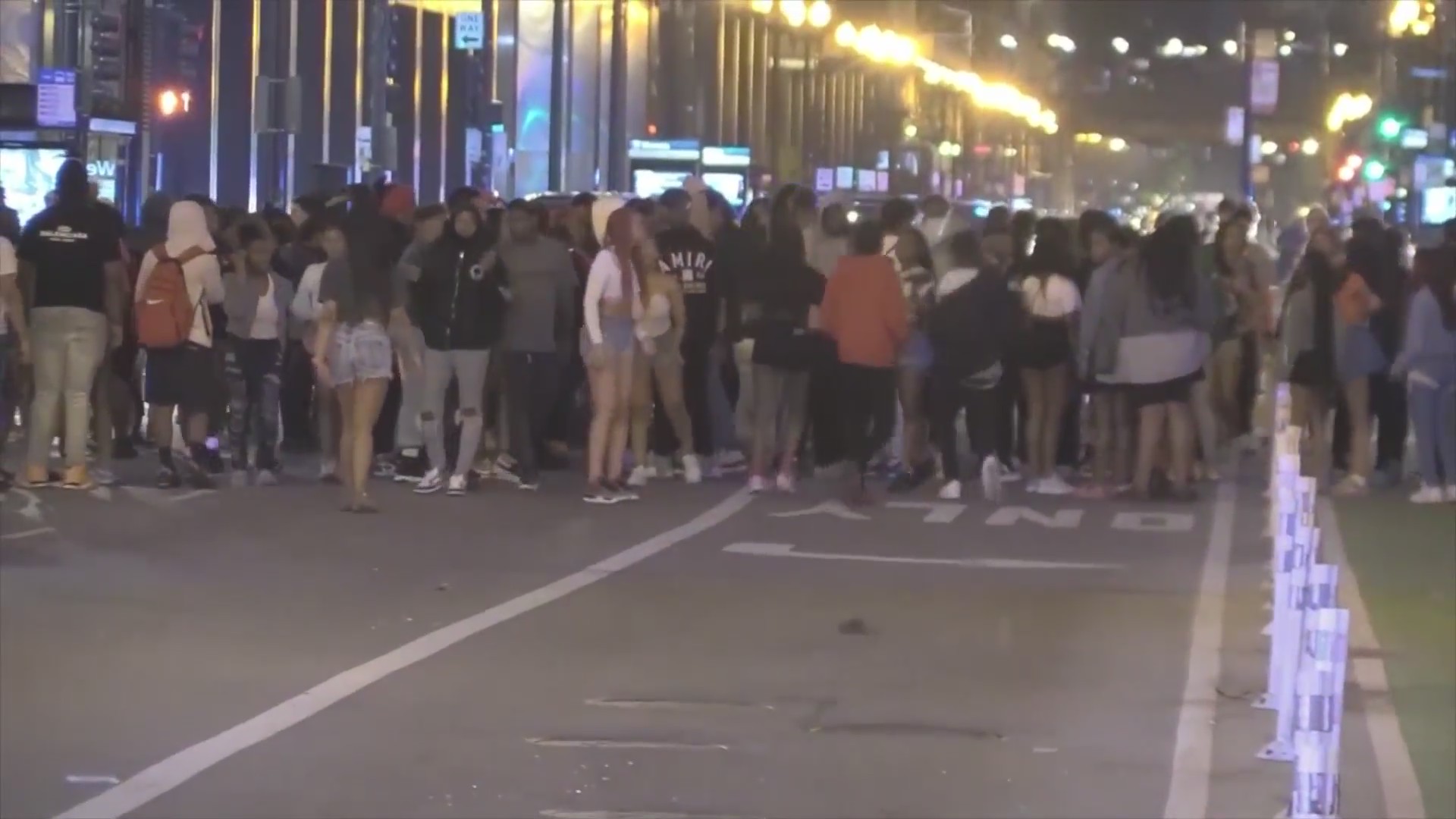 Chaos in Chicago as 3 shot, 15 arrested as teen mobs terrorize downtown ...