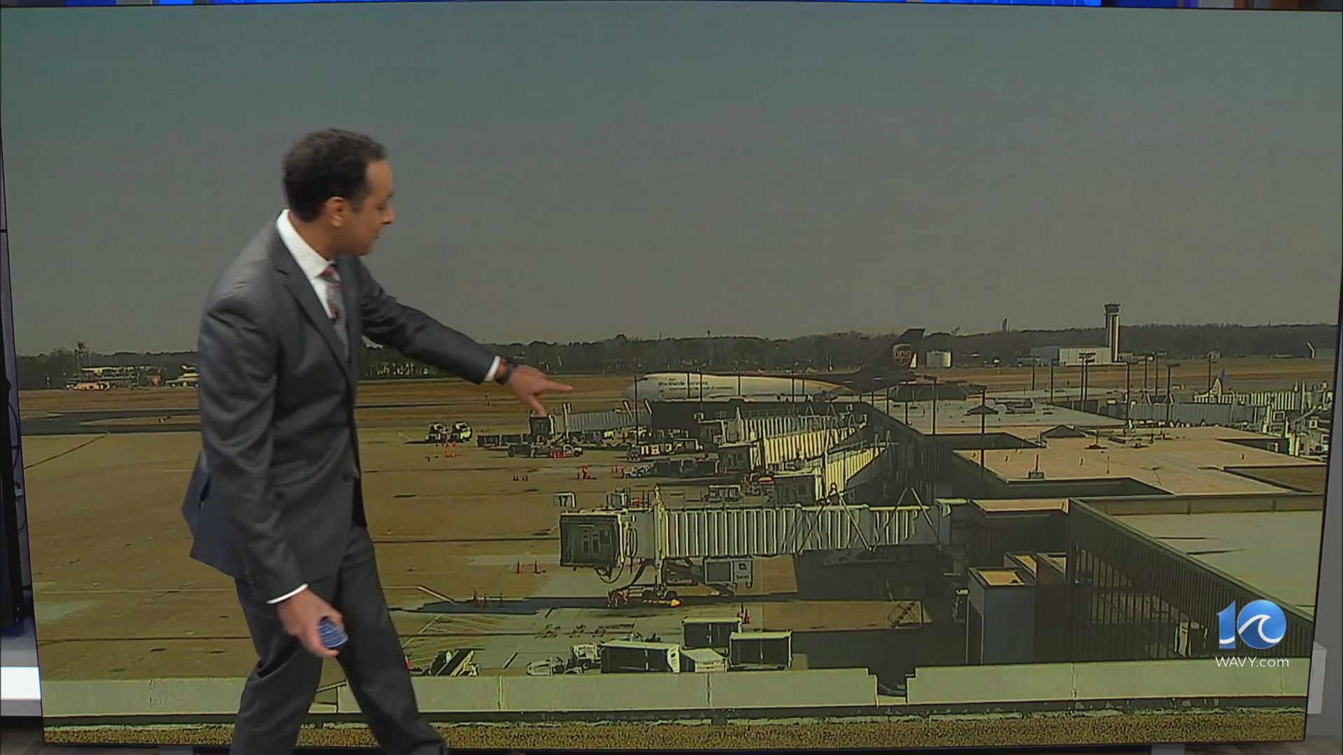 Meteorologist Jeff Edmondson spots UPS 747 aircraft out of Anchorage at ...