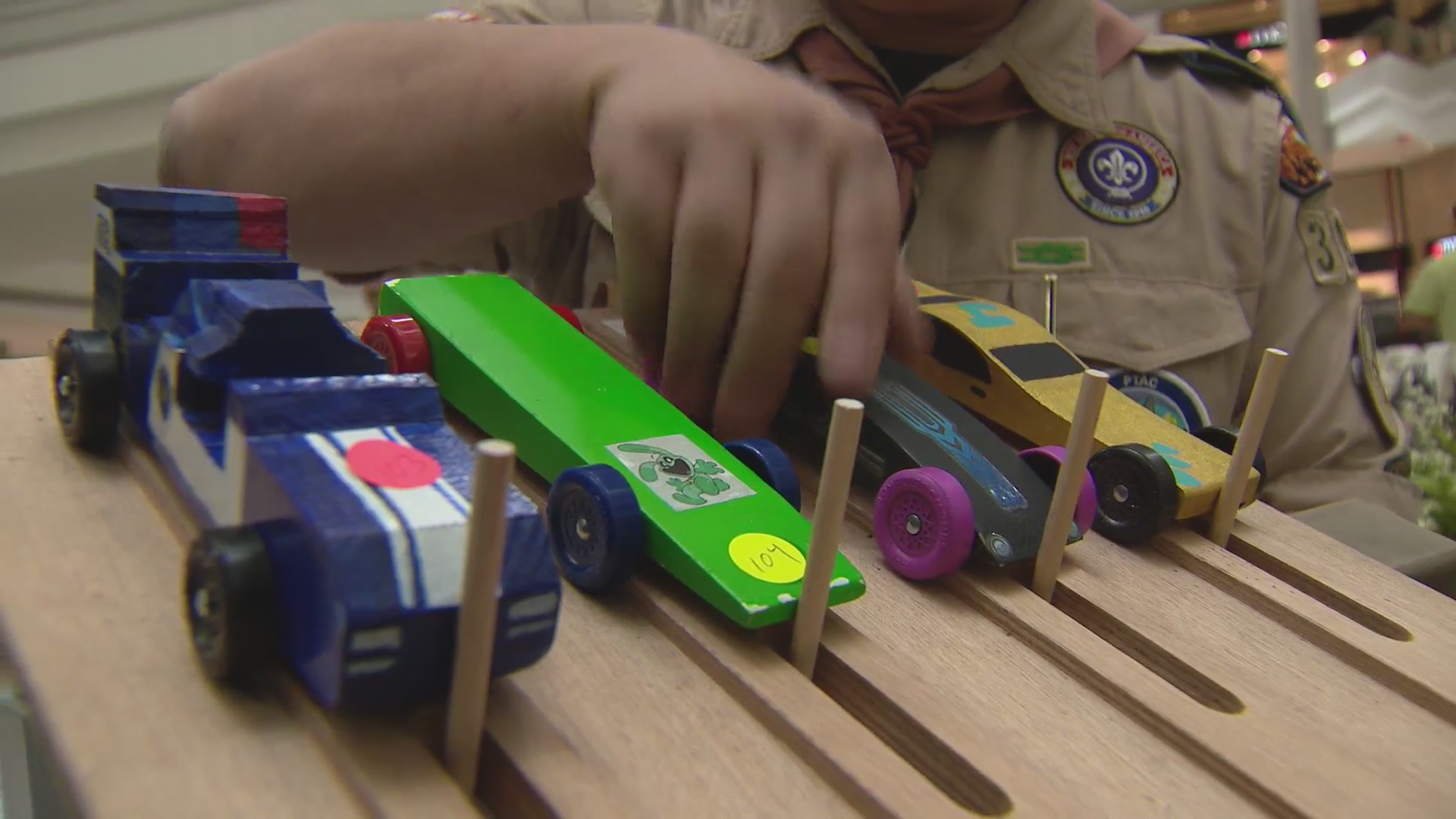 Cub Scouts race Pinewood Derby cars at Woodfield Mall – WGN-TV