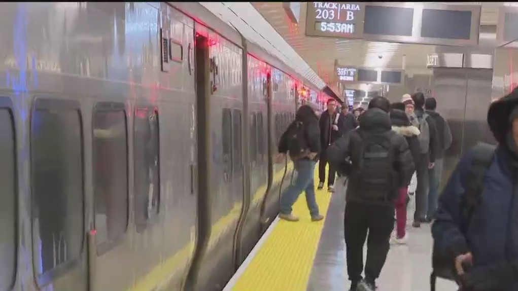 LIRR riders face delays, crowding after GCM launch – PIX11