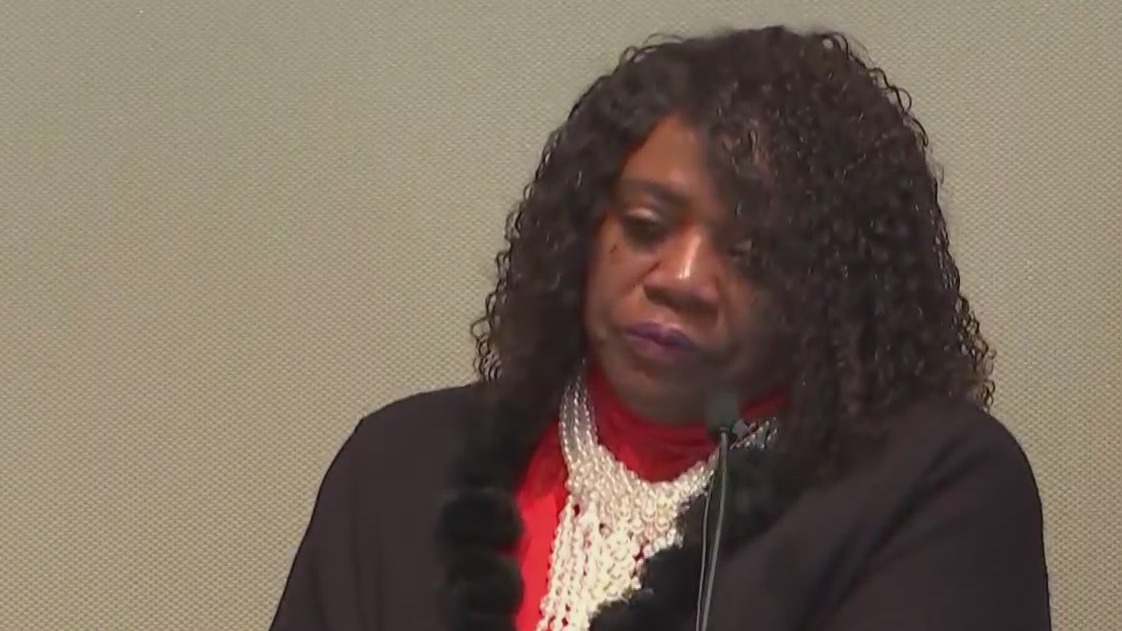 Caregiver: Alex Murdaugh visited mom for 20 minutes night of killings ...