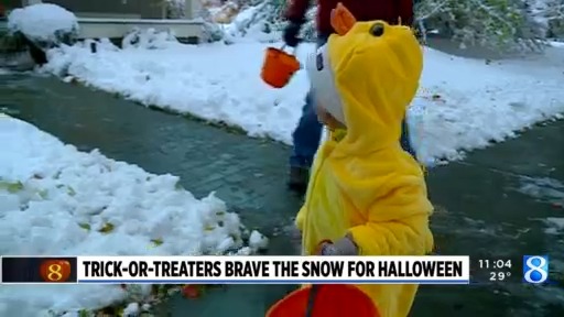 Trick-or-treaters brave inches of snow on Halloween – WOODTV.com