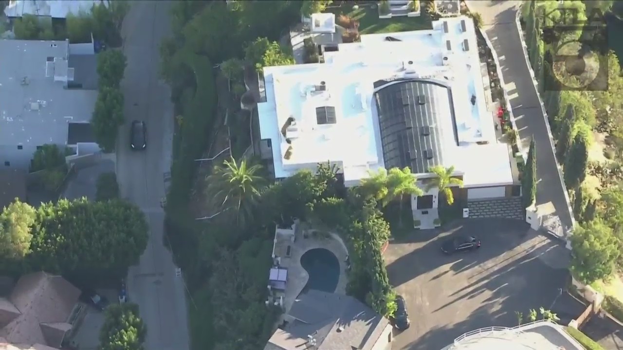 Hillside collapses next to Johnny Mathis’s Hollywood Hills home – KTLA