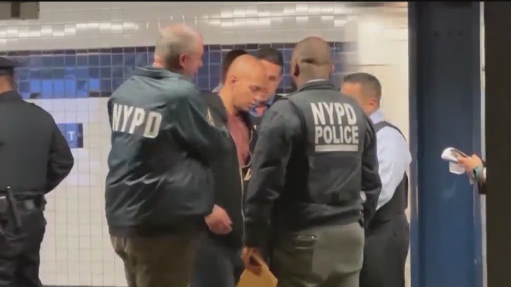 Manhattan subway rider stabbed, assailant pepper-sprayed: NYPD – PIX11