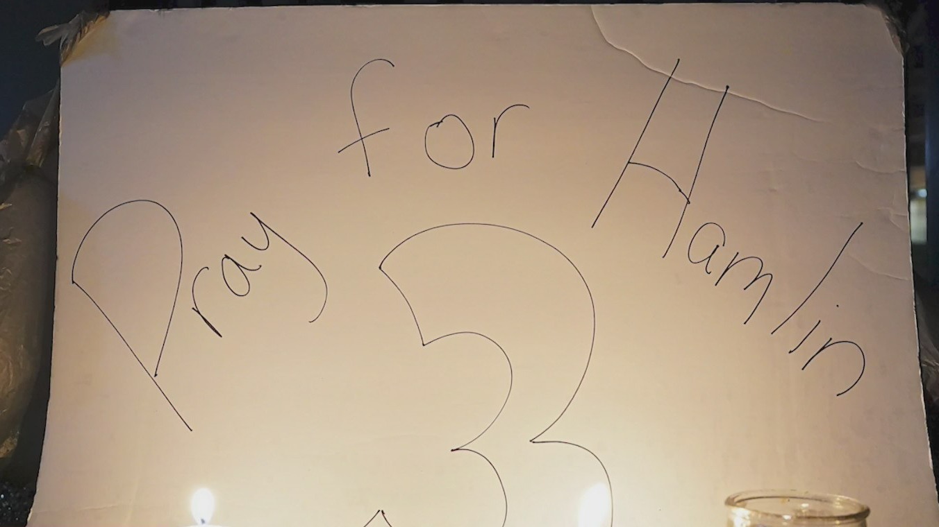 Players, fans send prayers and support to Bills’ Damar Hamlin after ...