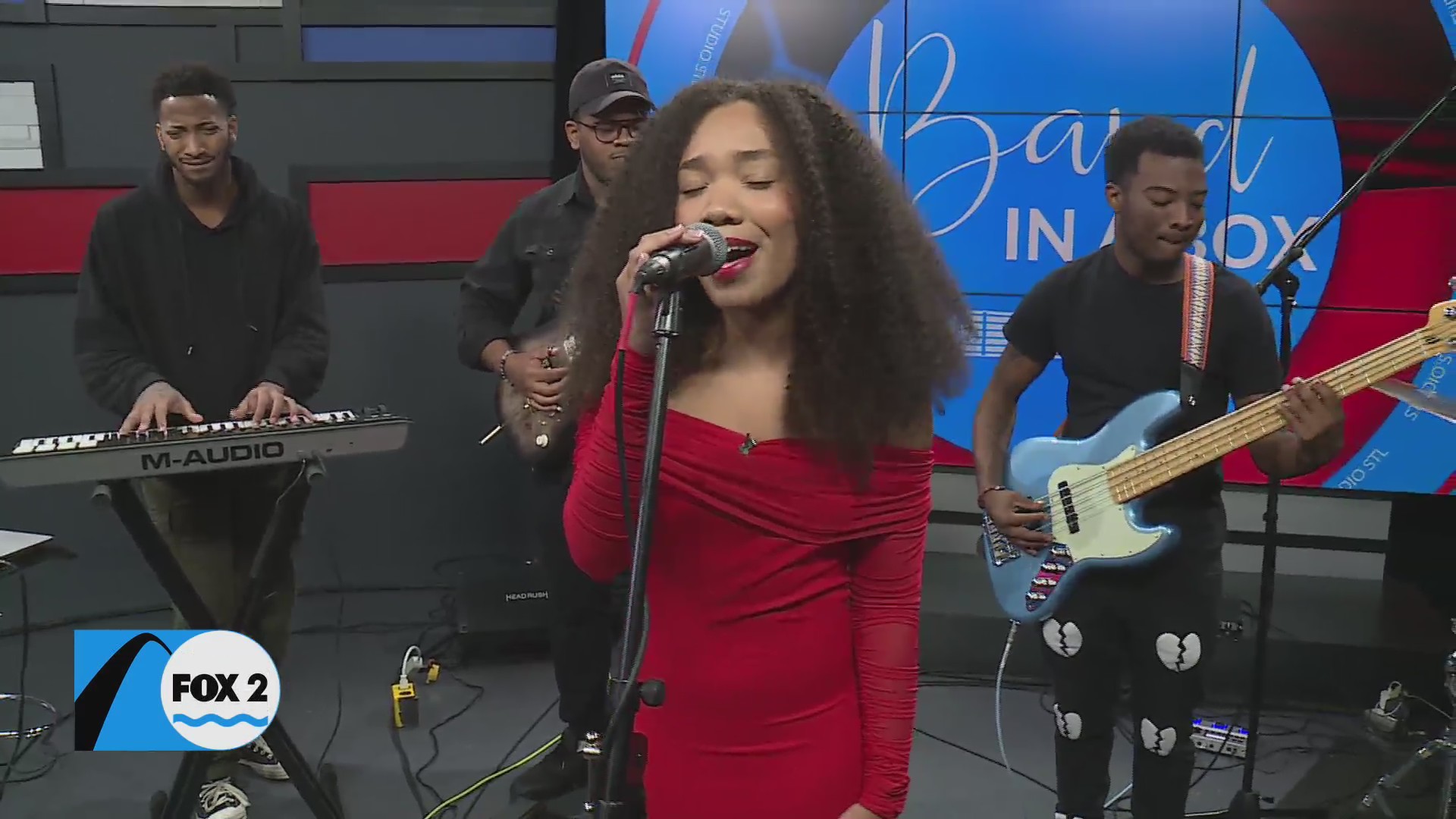 Add it to your playlist – R&B singer, Ivey Amour performs at The Dark ...