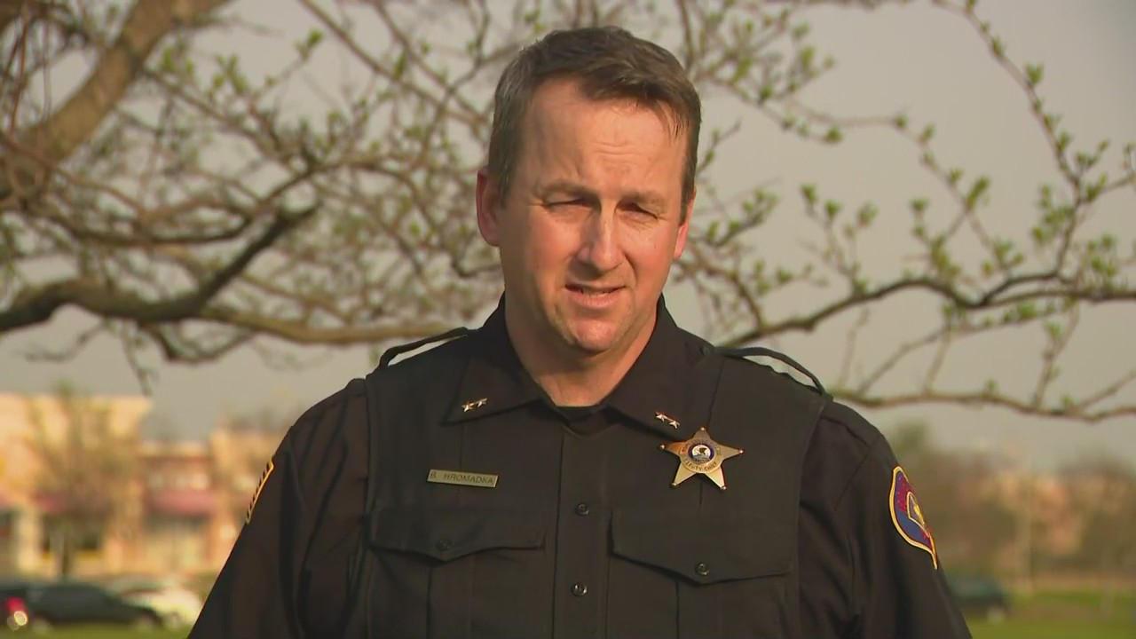 Full press conference: Armed man inside Romeoville bank shot, killed by ...