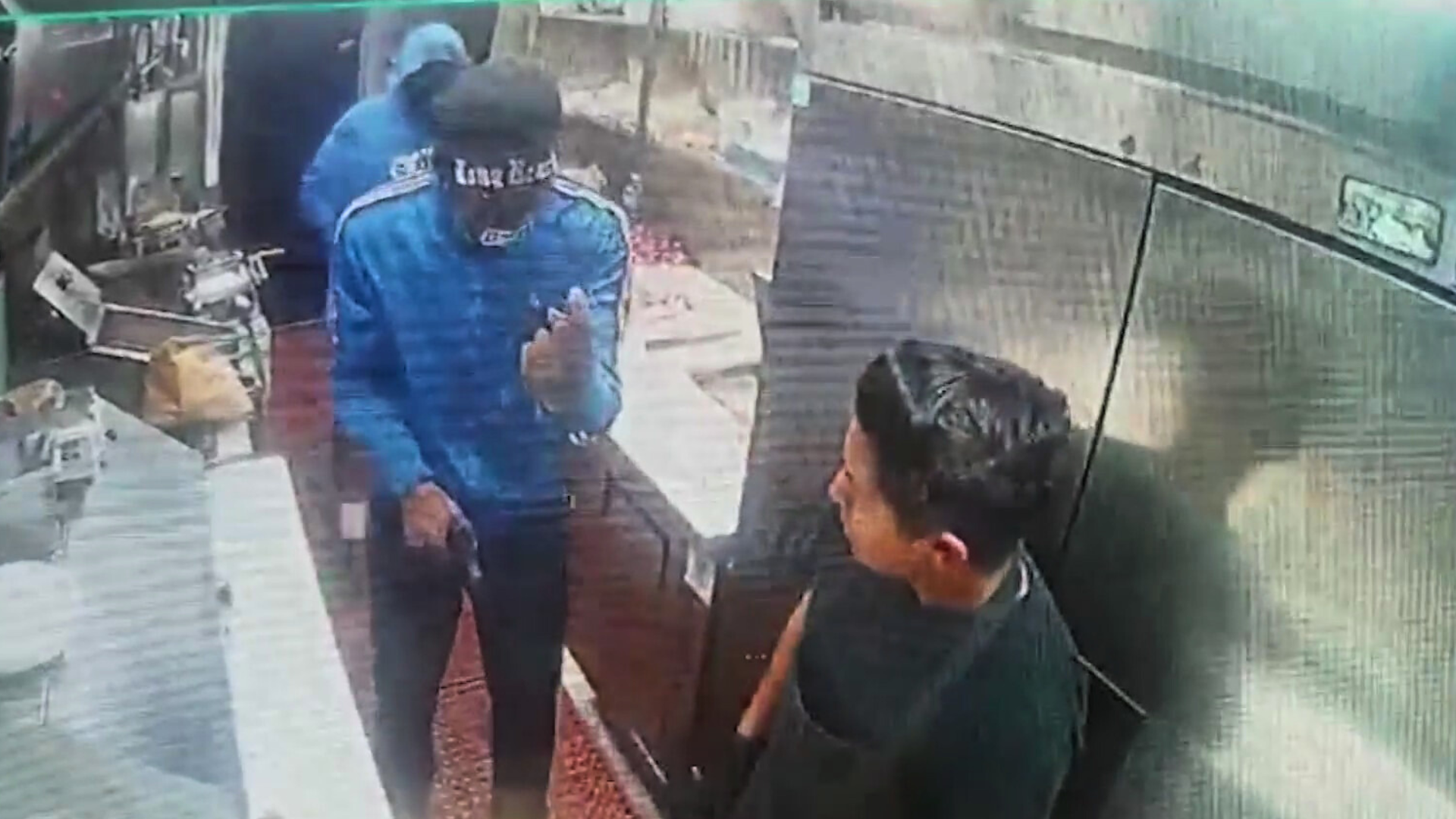 Taco truck worker attacked by armed robbers in Long Beach – KTLA