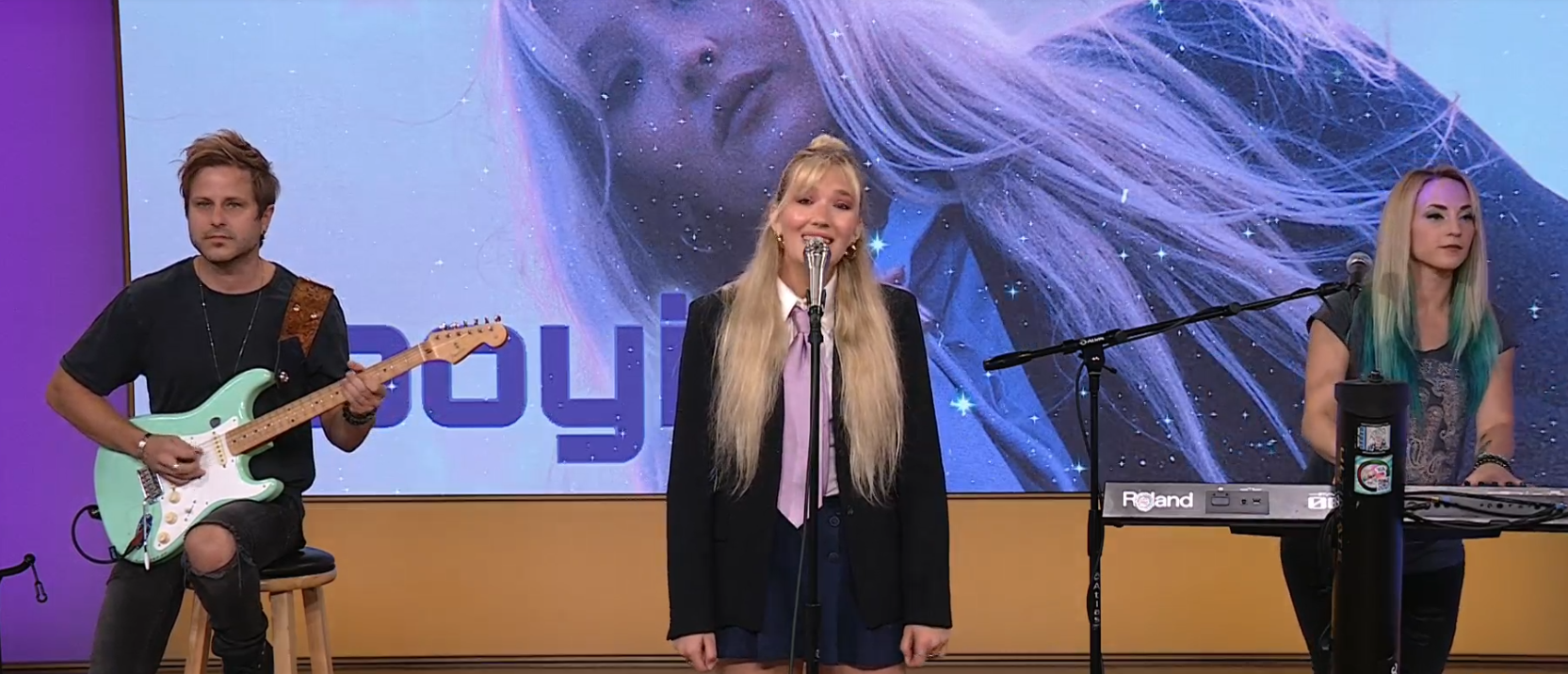 Chloé Caroline performs her new single ‘Boyish’ – KTLA