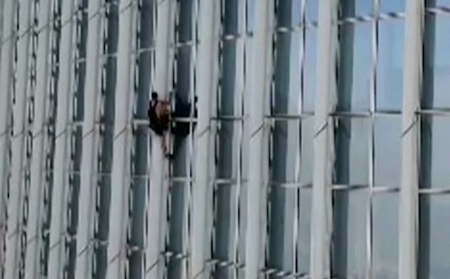 Man attempts to climb world’s sixth tallest building with no ropes – WNCT