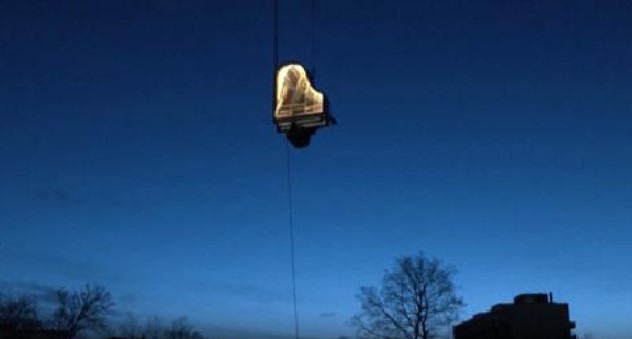 Man plays vertical hanging piano in Germany – WNCT